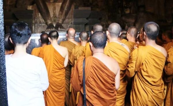 Dharmayatra ke Candi Mendut dan Candi Borobudur