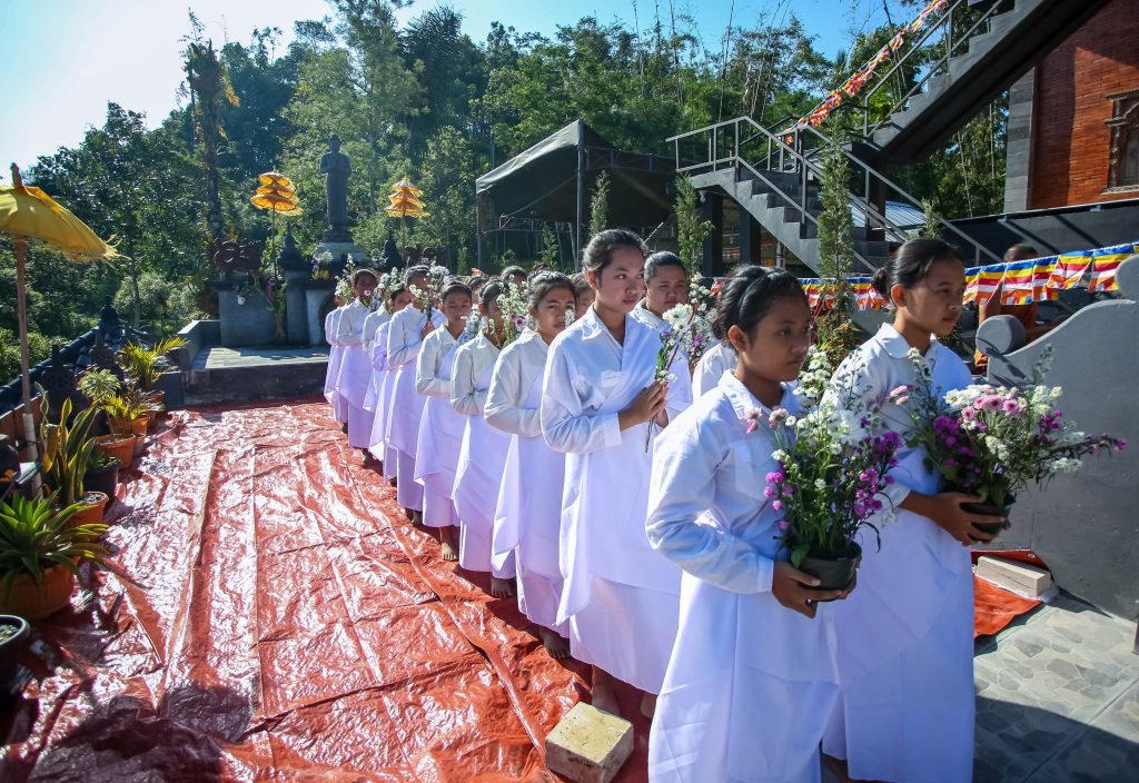 Buddhazine | Puluhan Pelajar Putri Jawa Tengah Latihan Atthasila