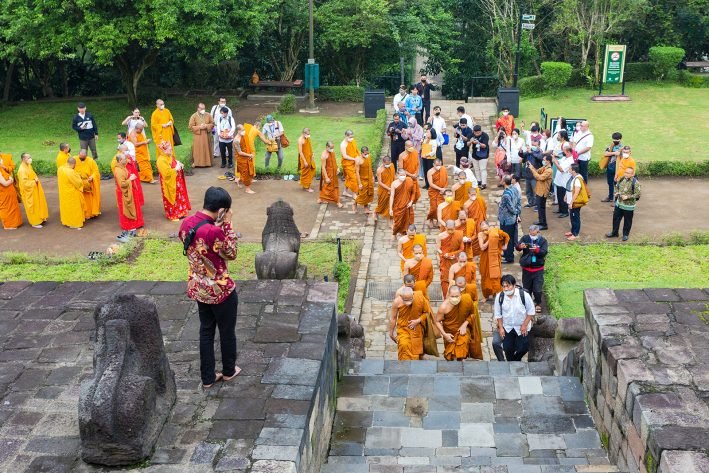 Buddhazine | Potret Khidmatnya Puja di Puncak Candi Borobudur