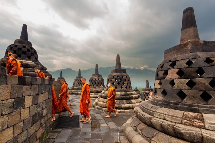 Buddhazine | Potret Khidmatnya Puja di Puncak Candi Borobudur