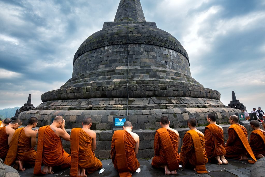 Buddhazine | Potret Khidmatnya Puja di Puncak Candi Borobudur