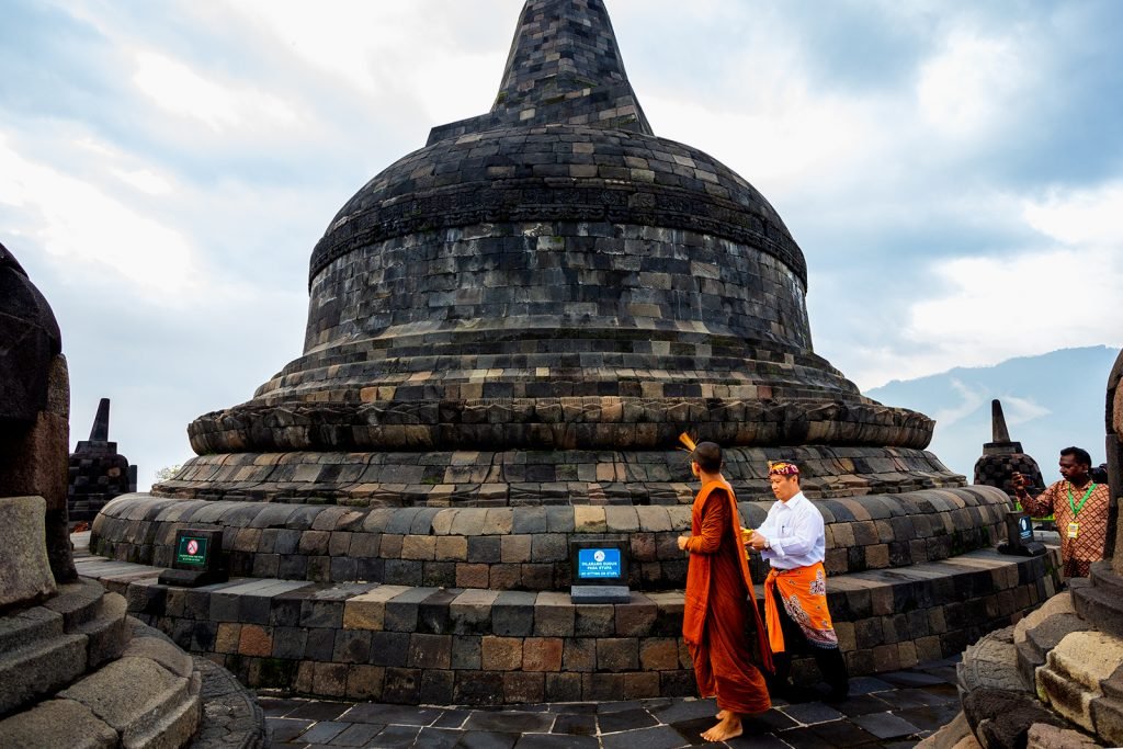 Buddhazine | Potret Khidmatnya Puja di Puncak Candi Borobudur