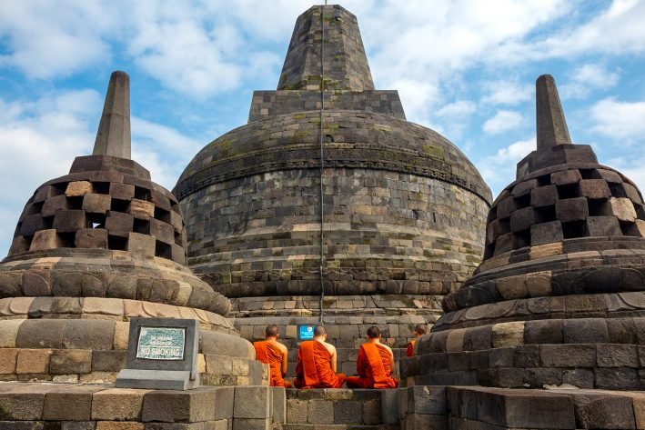 Buddhazine | Potret Khidmatnya Puja di Puncak Candi Borobudur