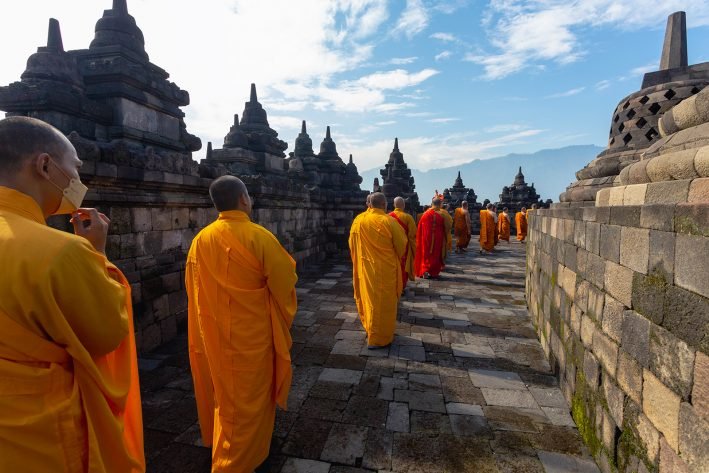 Buddhazine | Potret Khidmatnya Puja di Puncak Candi Borobudur