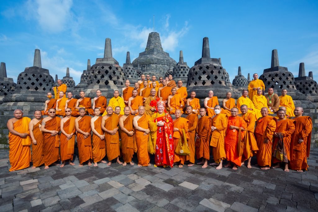Buddhazine | Potret Khidmatnya Puja di Puncak Candi Borobudur