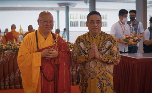 Buddhazine | Prosesi Relik Orang Suci dan Kitab Suci Buddha