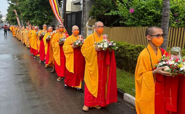 Buddhazine | Prosesi Relik Orang Suci dan Kitab Suci Buddha