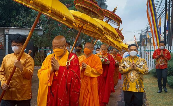 Buddhazine | Prosesi Relik Orang Suci dan Kitab Suci Buddha