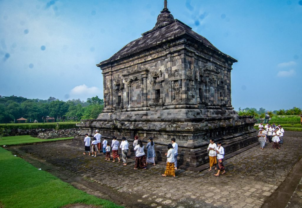 Buddhazine | Potret Keindahan Dharmayatra di Candi Banyunibo