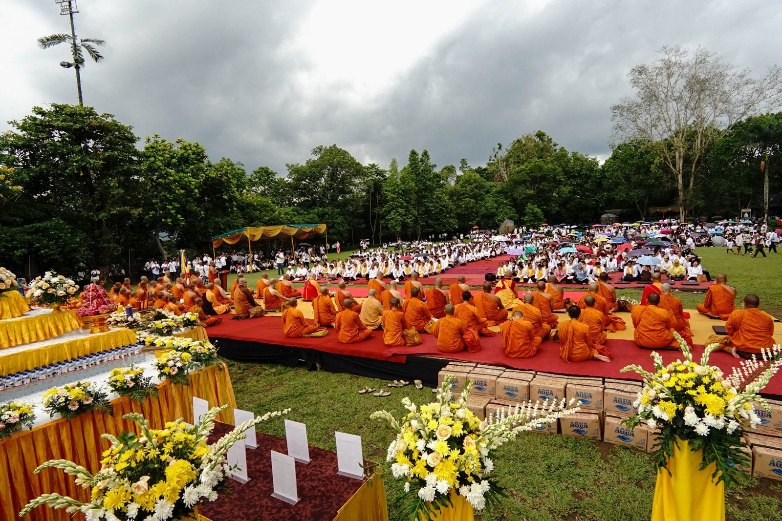 BuddhaZine | Hujan Lebat Menyertai Perayaan Magha Puja Di Candi ...