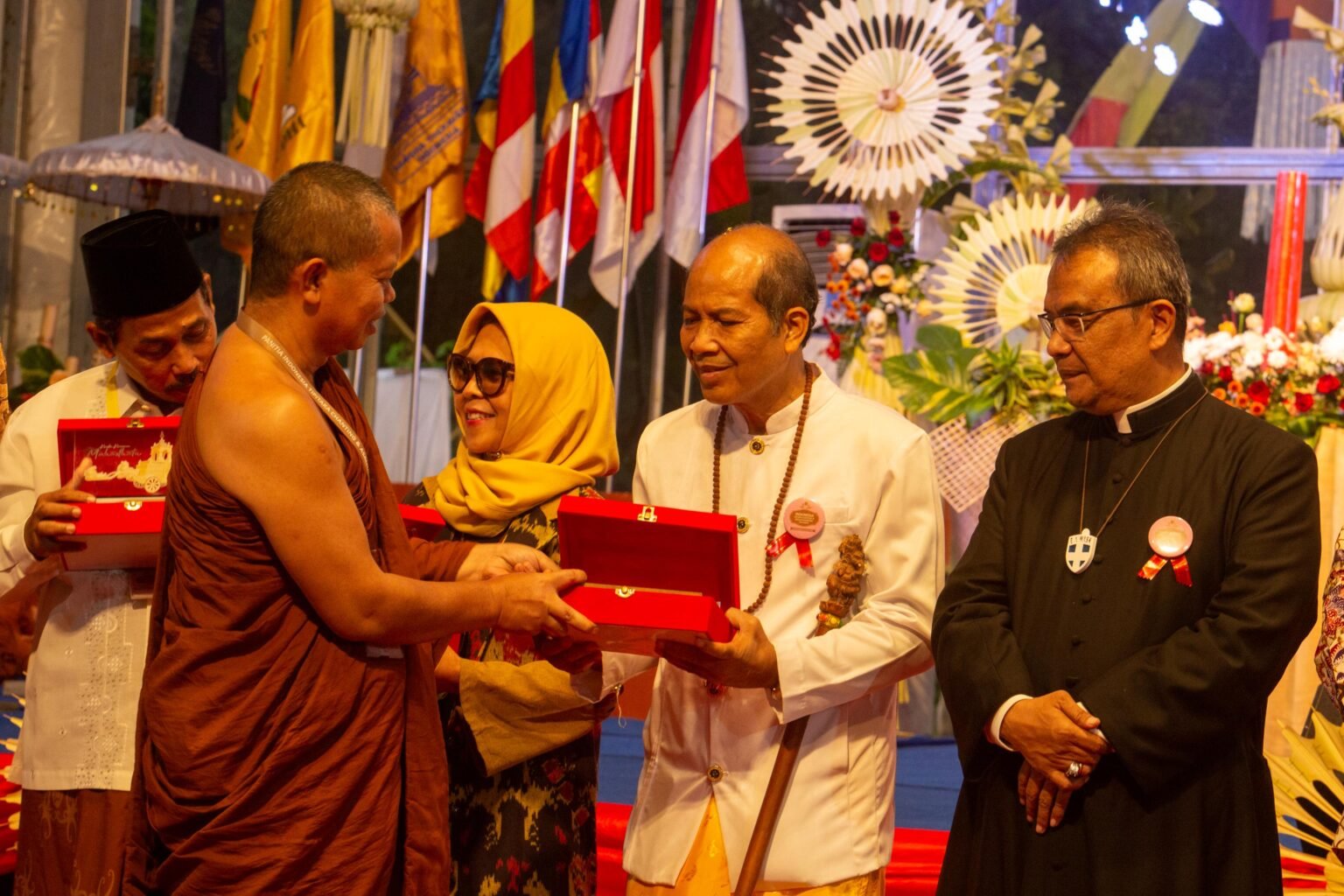 Buddhazine | Puluhan Ribu Orang Hadiri Asadha Puja di Candi Borobudur