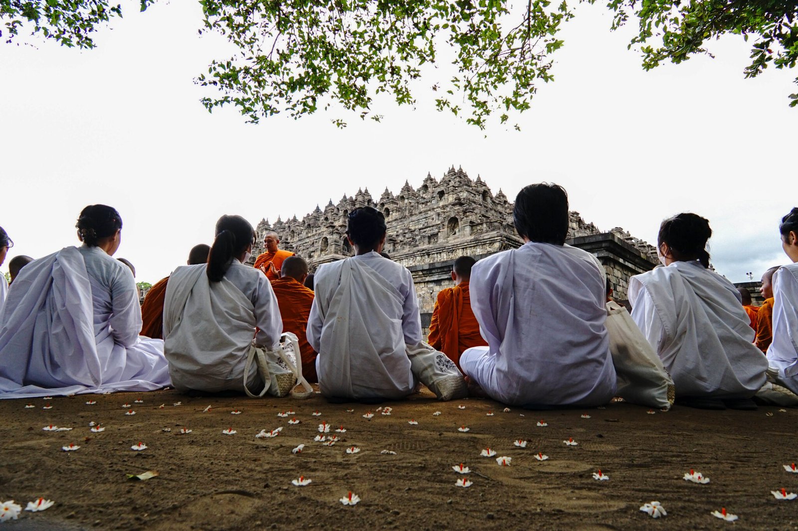 Buddhazine | Potret Indah Puja di Puncak Candi Borobudur