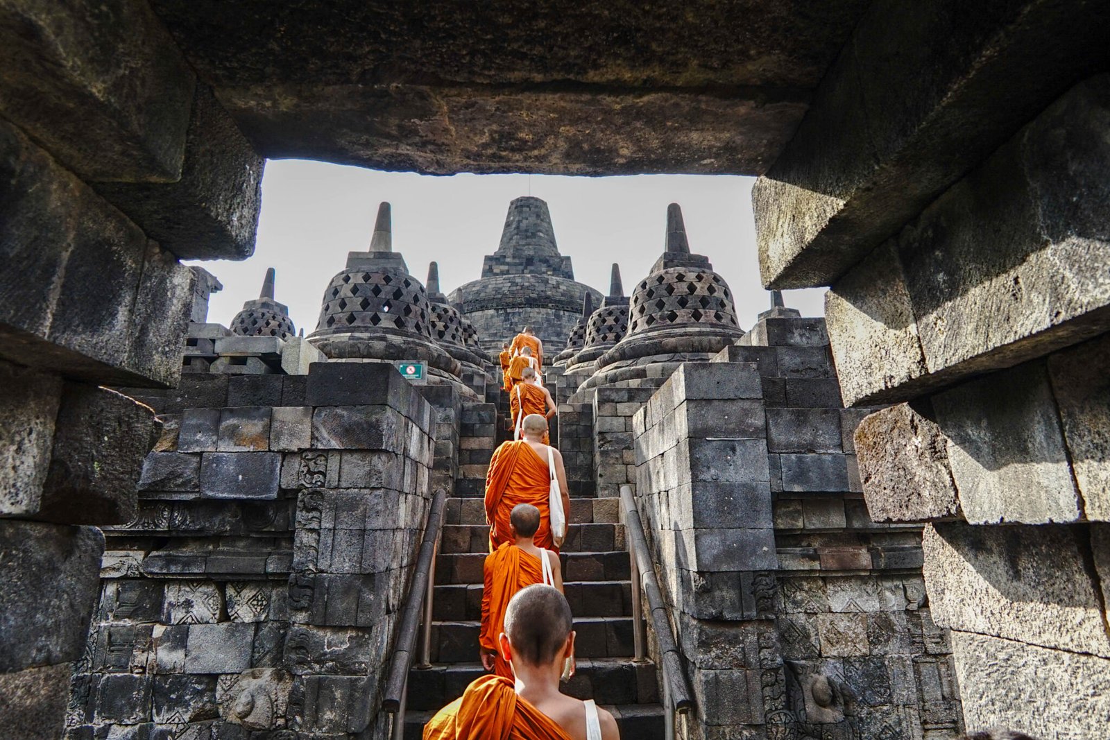 Buddhazine | Potret Indah Puja di Puncak Candi Borobudur