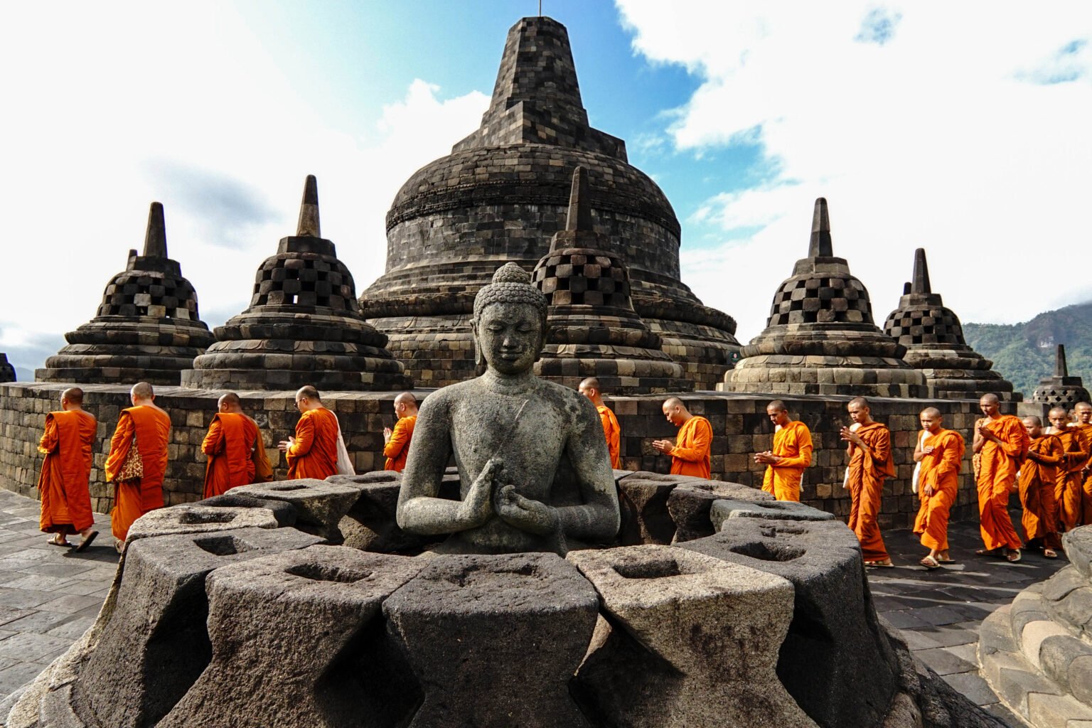 Buddhazine | Potret Indah Puja di Puncak Candi Borobudur
