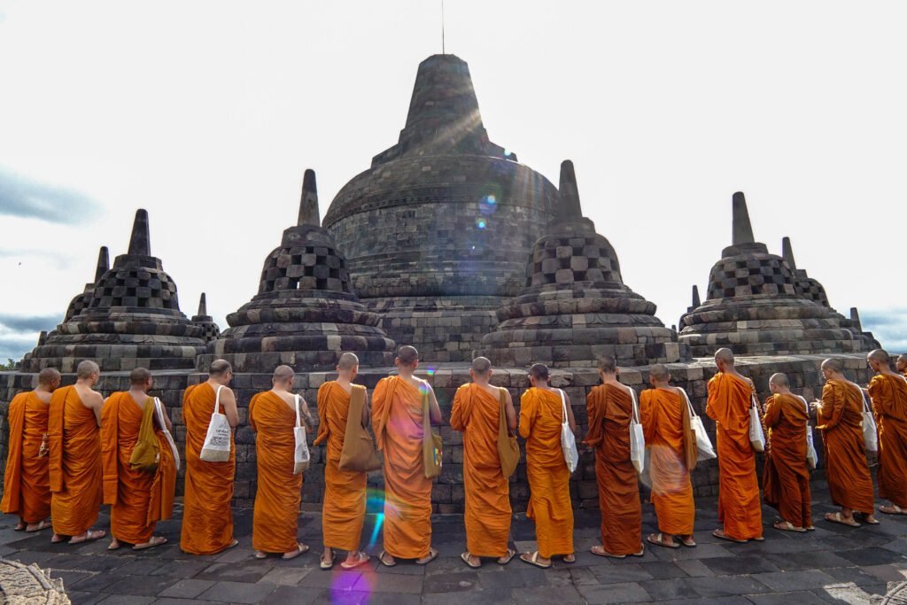 Buddhazine | Potret Indah Puja di Puncak Candi Borobudur
