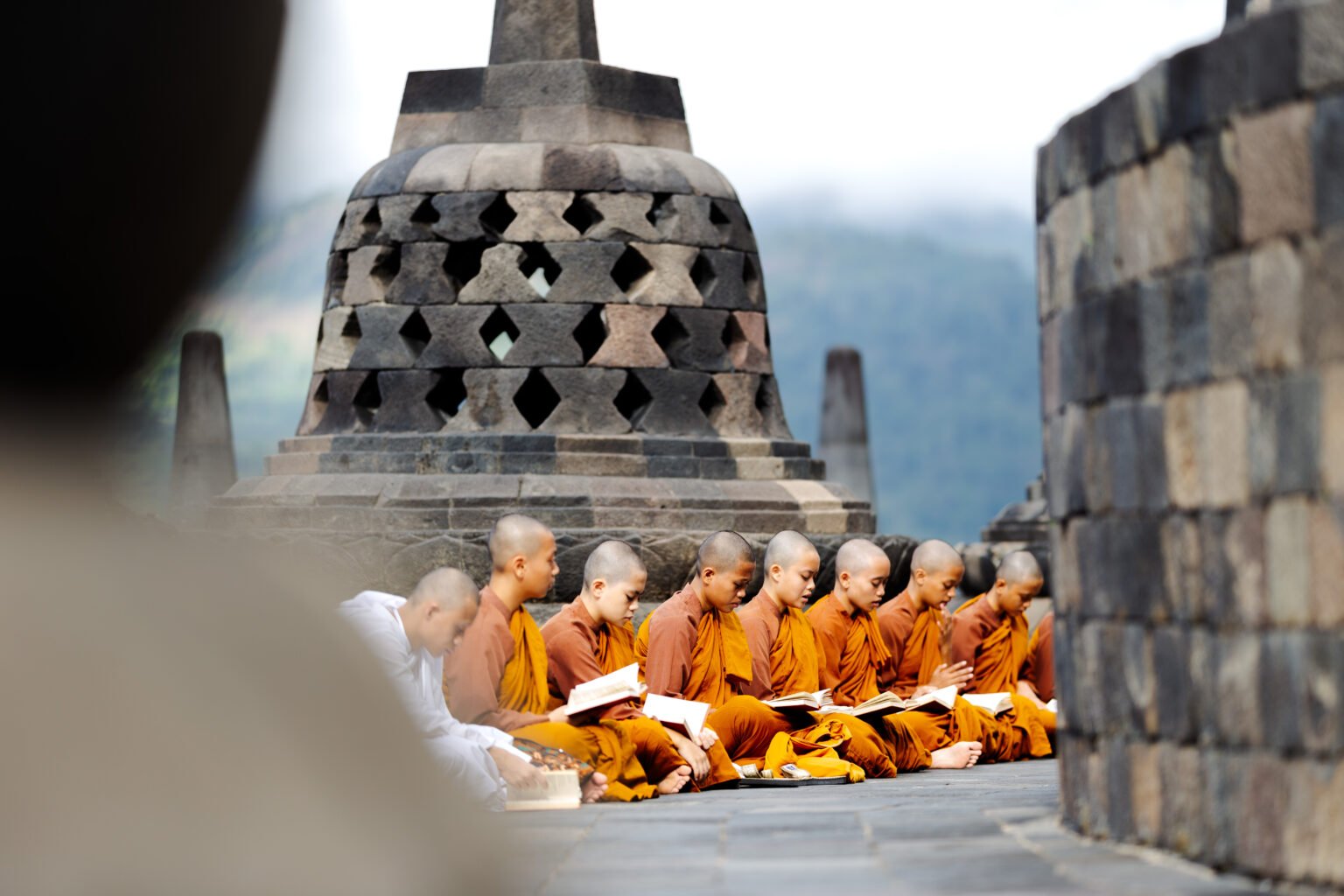 Buddhazine | Potret Indah Puja di Puncak Candi Borobudur