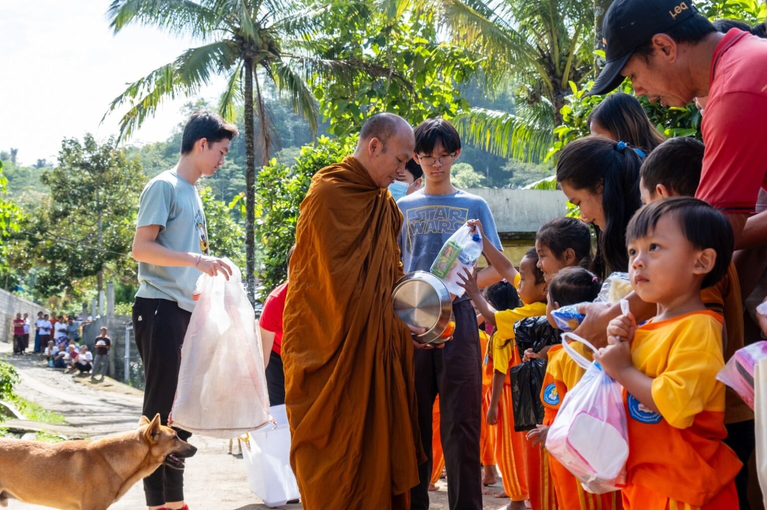Buddhazine | Potret Keindahan Pindapatta di Dusun Buddhis Krecek