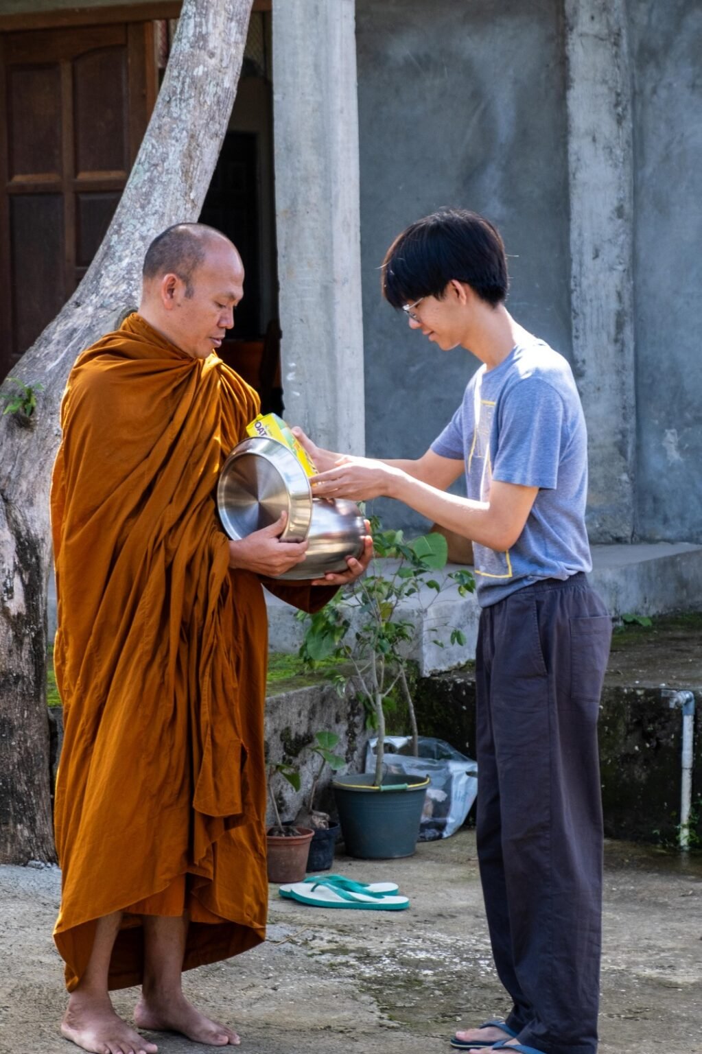 Buddhazine | Potret Keindahan Pindapatta di Dusun Buddhis Krecek