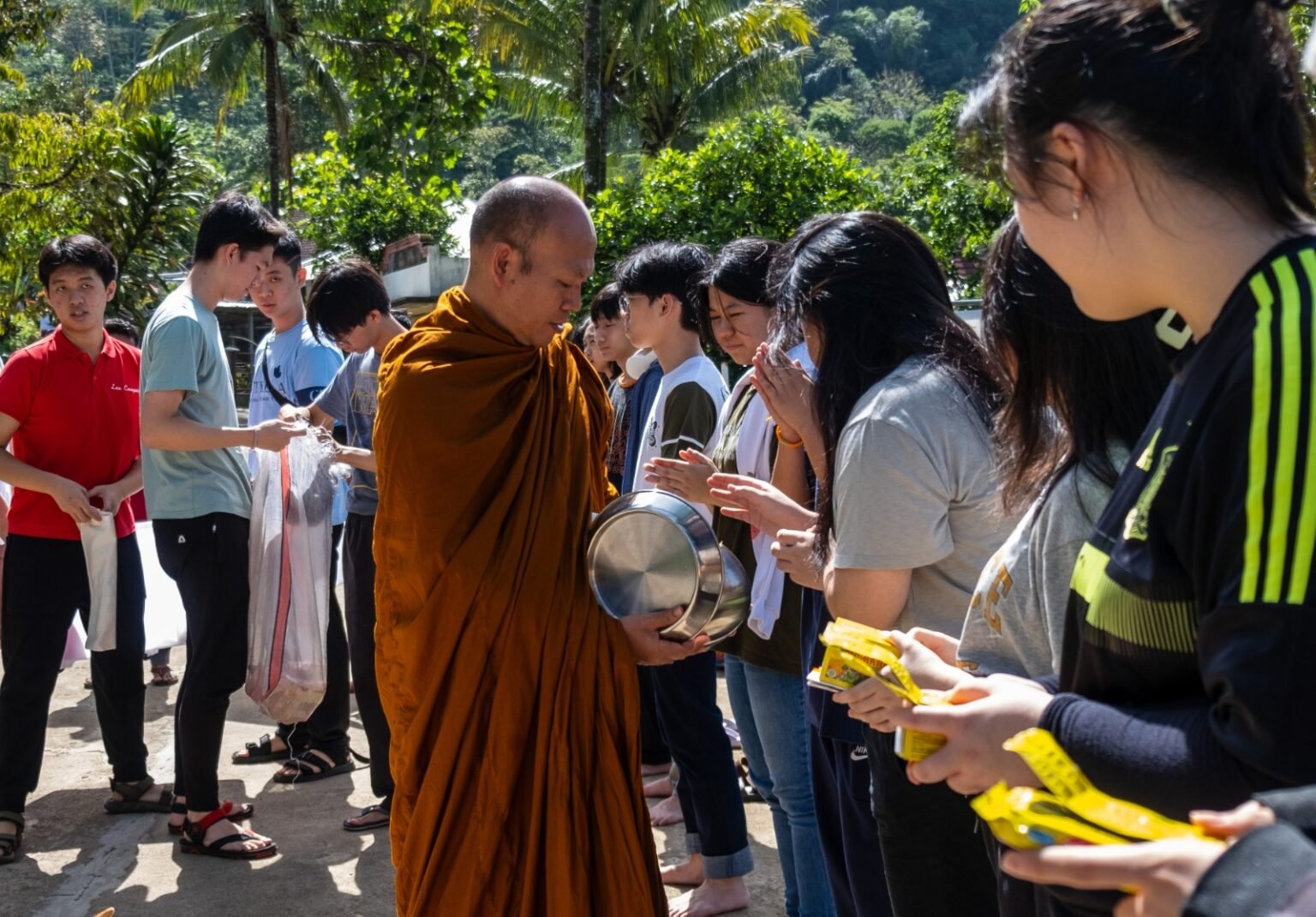 Buddhazine | Potret Keindahan Pindapatta di Dusun Buddhis Krecek