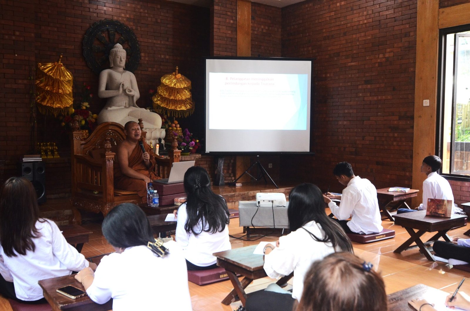 Buddhazine | Potret Khidmatnya Visudhi Upasaka-Upasika di Candi ...