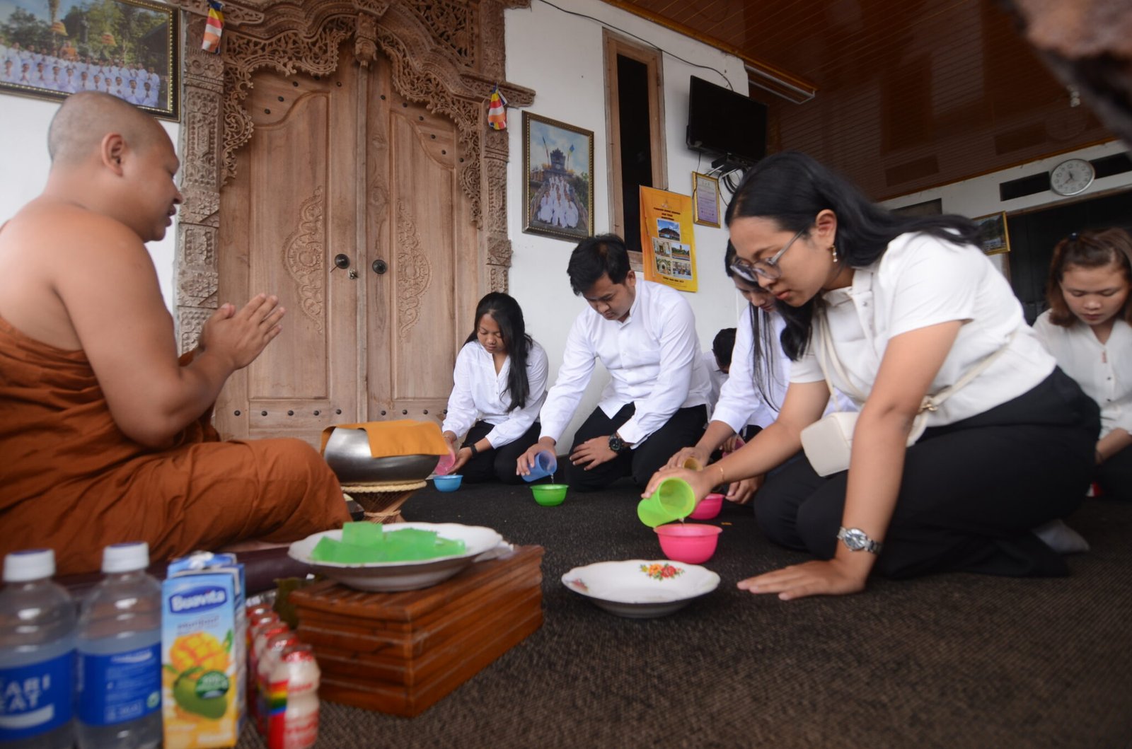 Buddhazine | Potret Khidmatnya Visudhi Upasaka-Upasika di Candi ...