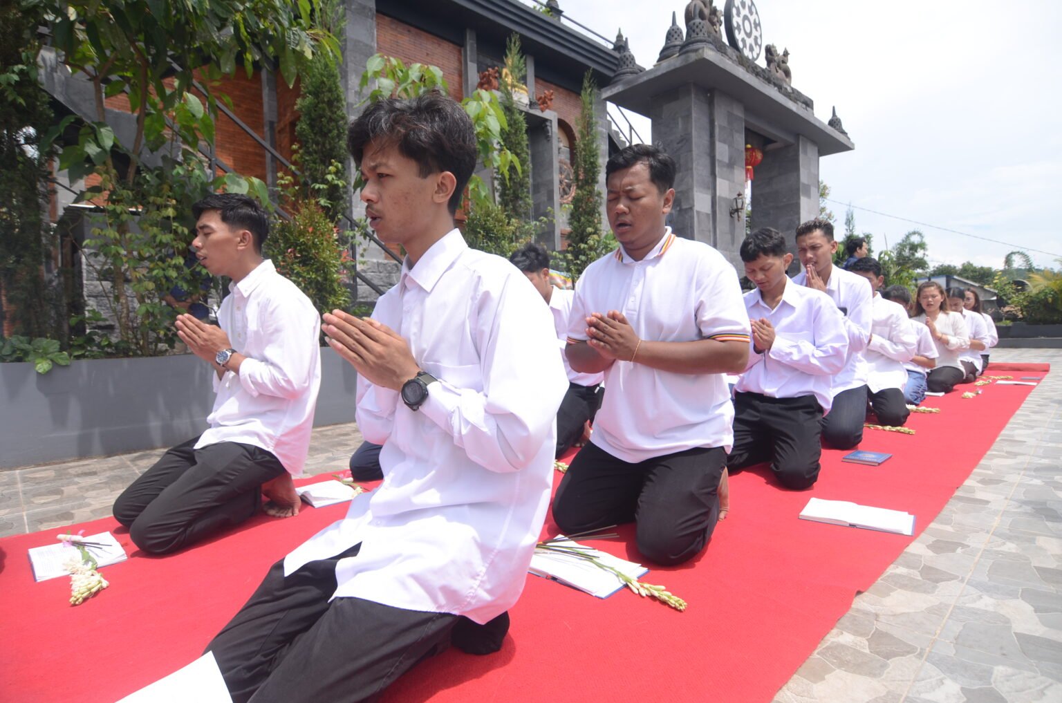 Buddhazine | Potret Khidmatnya Visudhi Upasaka-Upasika di Candi ...
