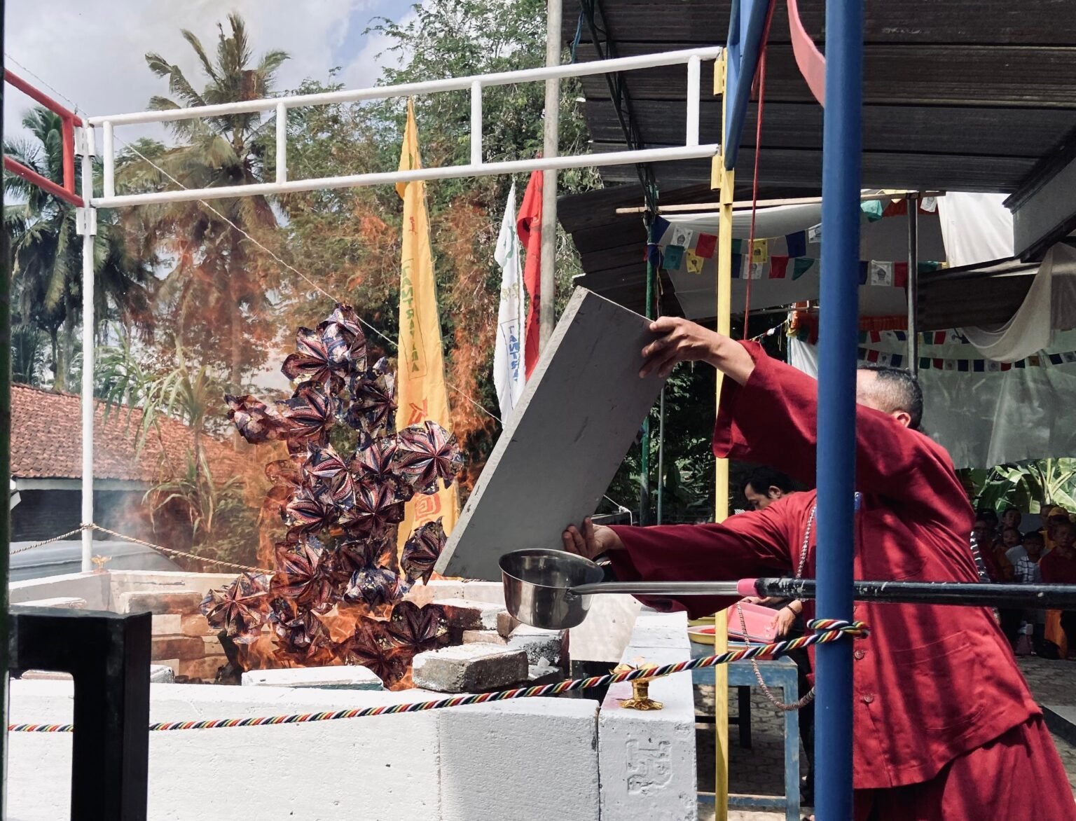 Buddhazine | Potret Kesakralan Puja Agni Homa Umat Vajrayana Cilacap