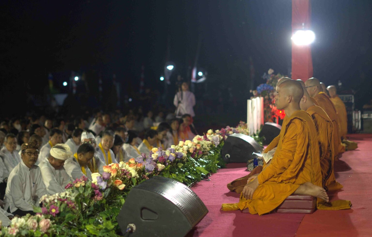 Buddhazine | Potret Khidmatnya Peringatan Asadha 2658 TB/2024 di Candi Blandongan Karawang